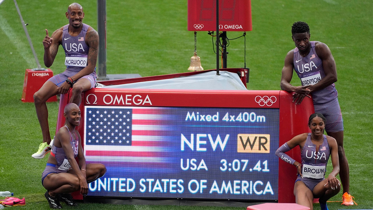The USA 4x400M mixed relay team breaks the world record on the first ...